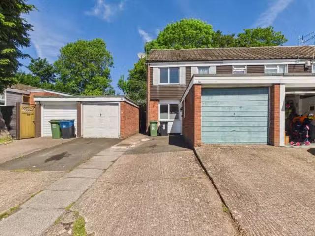 3 bedroom end of terrace house for rent in Napton Close, Reddi.