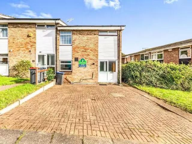 3 bedroom end of terrace house for rent in Sandhurst Close, Ca.