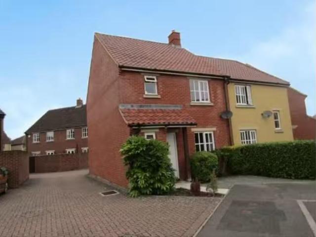 3 bedroom end of terrace house for rent in Shepherds Drove, We.