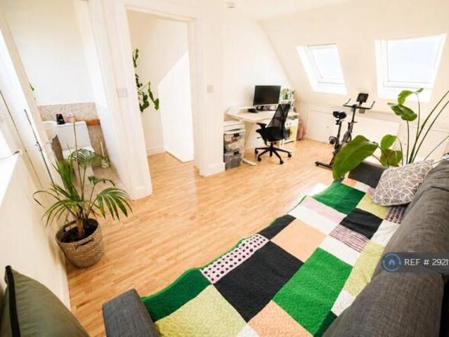 3 bedroom end of terrace house for rent in Shirebrook Road, London, SE3