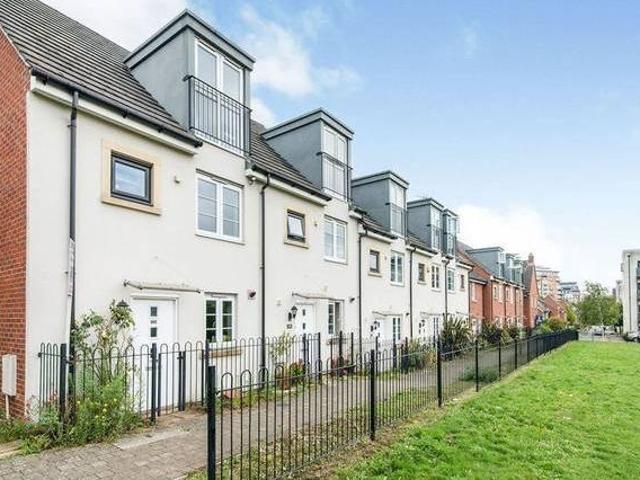 3 bedroom end of terrace house for rent in Sinclair Drive BASINGSTOKE RG21