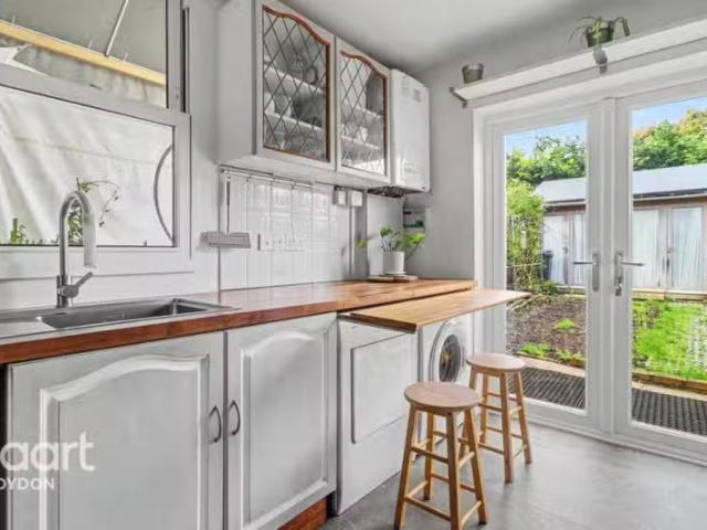 3 bedroom end of terrace house for rent in Sunnydene Road, Pur.