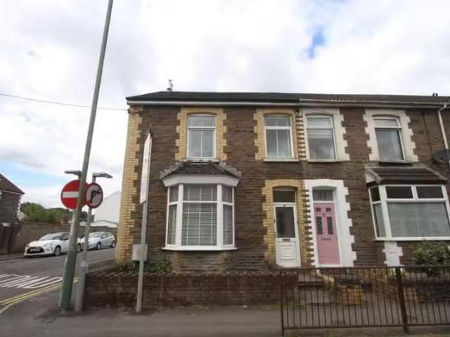 3 bedroom end of terrace house for rent in Pontygwindy Road, C.