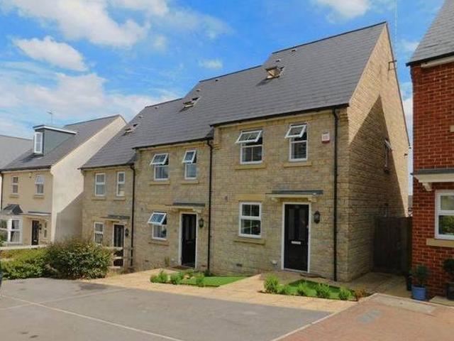 3 bedroom end of terrace house for rent in Portway Gardens Frome BA11