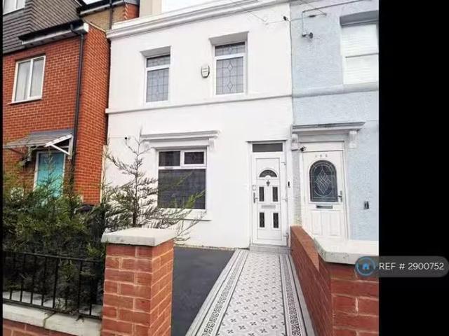 3 bedroom end of terrace house for rent in Parchmore Road, Tho.