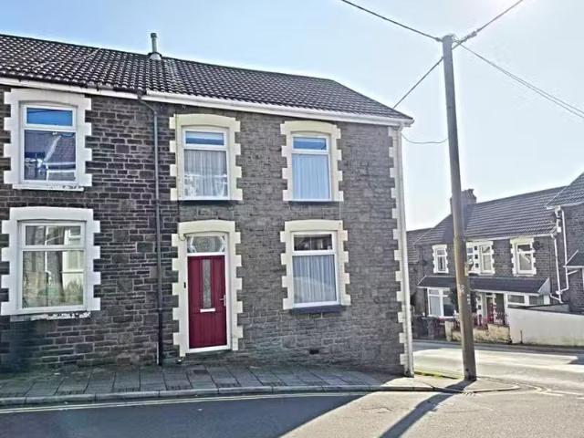 3 bedroom end of terrace house for rent in Pencerrig Street, P.
