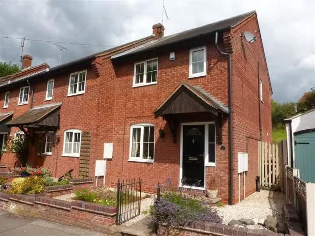 3 bedroom end of terrace house for rent in Pinfold Lane, Repto.