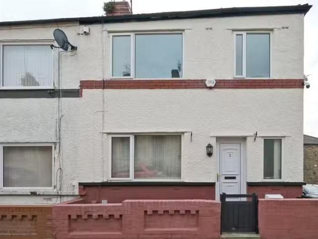 3 bedroom end of terrace house for rent in Pink Street, Burnle.