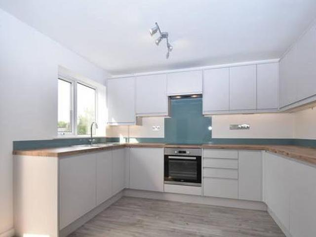 3 bedroom end of terrace house for rent in Robertsfield Thatcham RG19