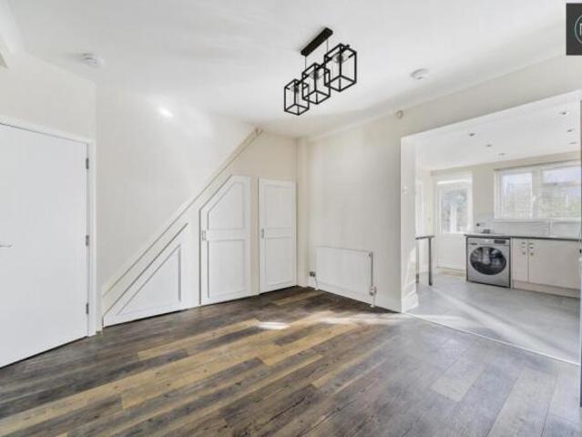 3 bedroom end of terrace house for rent in Roding Avenue, Woodford Green, Essex, IG8