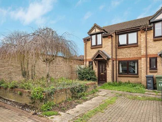3 bedroom end of terrace house for rent in Rosethorn Close, London, SW12