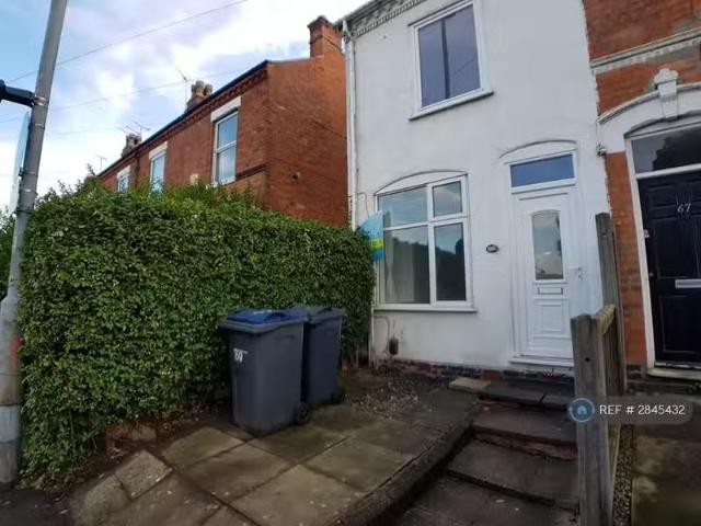 3 bedroom end of terrace house for rent in Redhill Road, North.