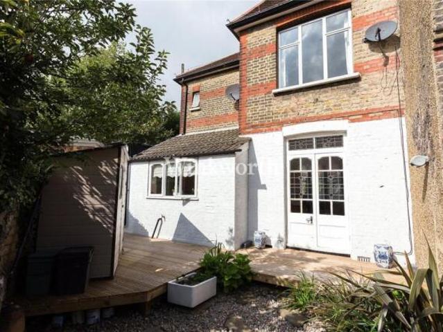 3 bedroom end of terrace house for rent in Riverway, Palmers Green, N13