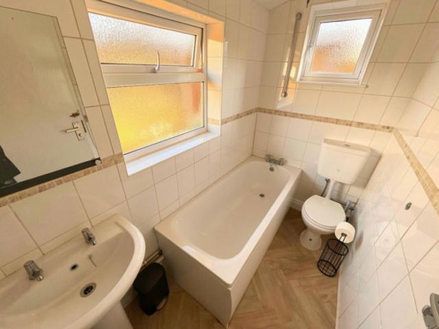 3 bedroom end of terrace house for rent in Ridgway Road, Luton, LU2