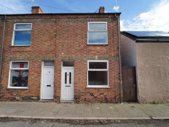 3 bedroom end of terrace house for rent in Russell Street LOUG.