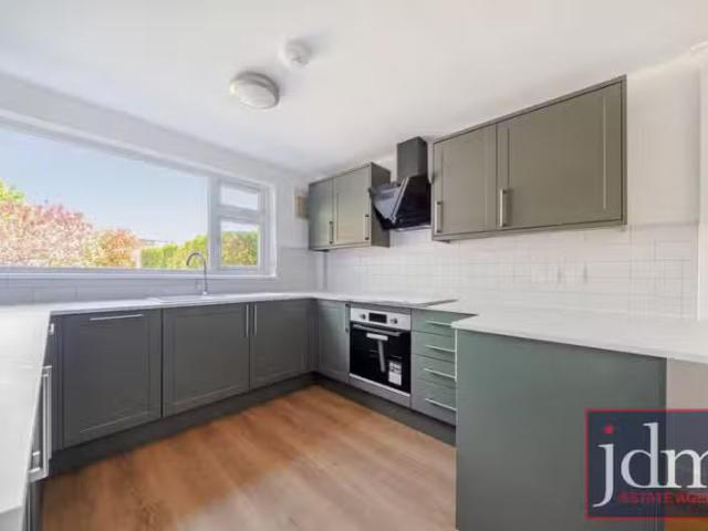 3 bedroom end of terrace house for rent in Walden Road, Chisle.