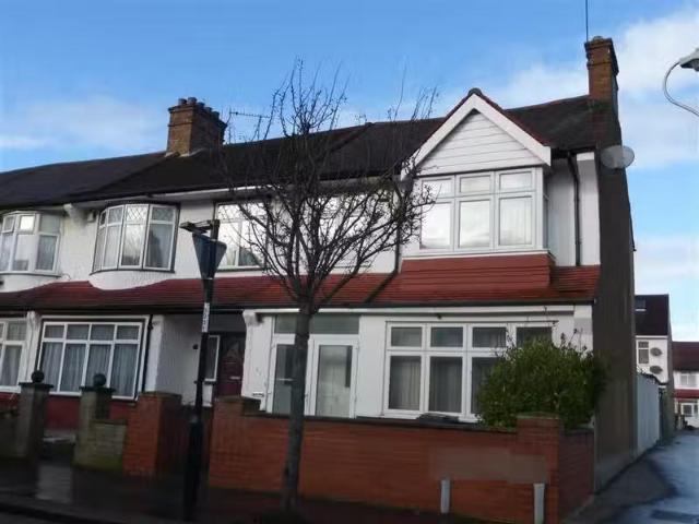 3 bedroom end of terrace house for rent in Warlingham Road, Th.