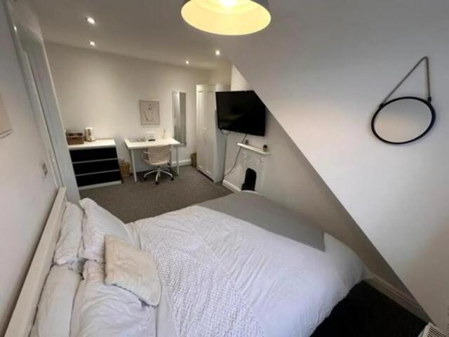 3 bedroom end of terrace house for rent in Wetherby Place, Leeds, West Yorkshire, LS4