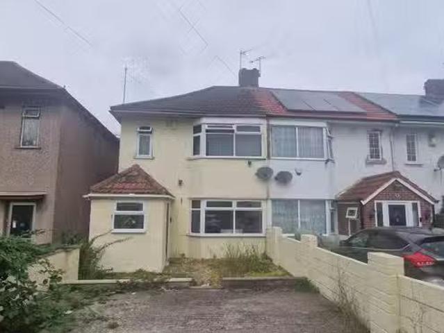 3 bedroom end of terrace house for rent in West Town Road, Bri.