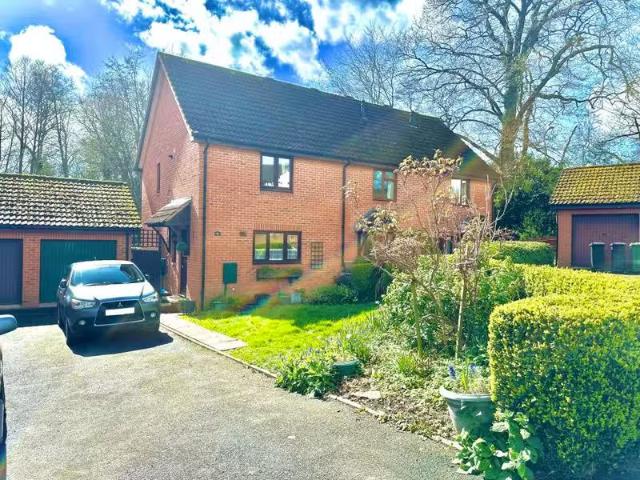 3 bedroom end of terrace house for rent in Westholme Road, Her.