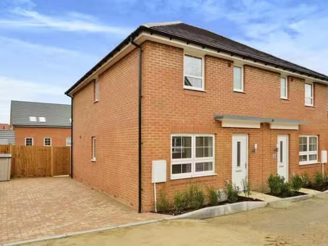 3 bedroom end of terrace house for rent in Whinchat Rise, Whit.
