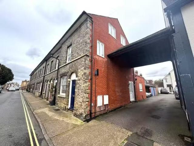 3 bedroom end of terrace house for rent in Whiting Street, Bur.