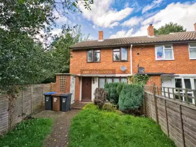 3 bedroom end of terrace house for rent in Willow Way, Hatfiel.