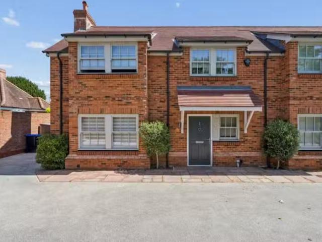 3 bedroom end of terrace house for rent in Windsor End, Beacon.