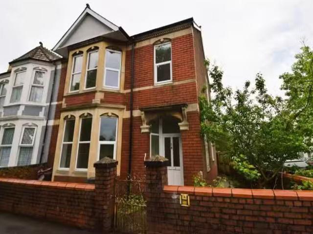 3 bedroom end of terrace house for rent in Taff Embankment, Ca.