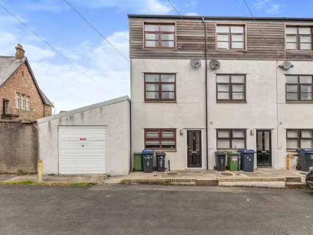 3 bedroom end of terrace house for rent in The Old Tannery, Re.