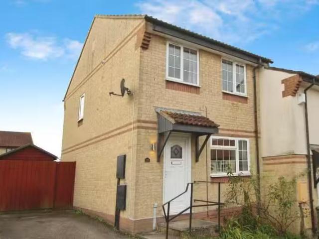 3 bedroom end of terrace house for rent in The Valls Bradley.