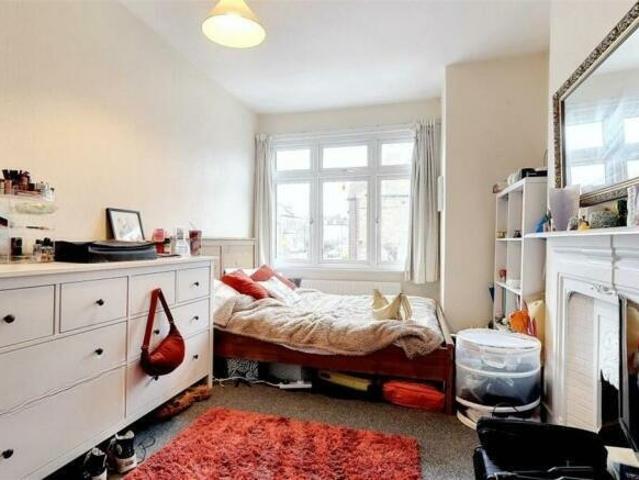 3 bedroom end of terrace house for rent in Trevelyan Road, London, SW17