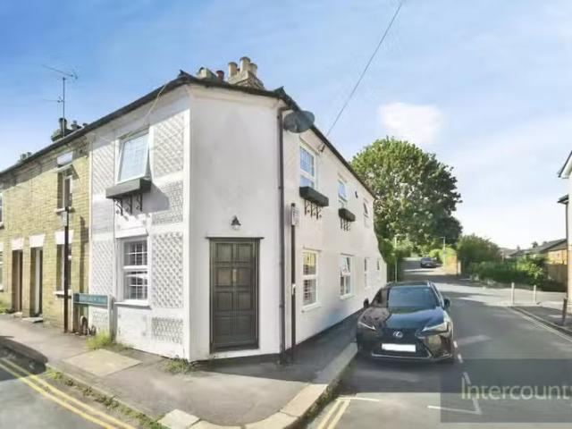3 bedroom end of terrace house for rent in Trinity Street, Bis.