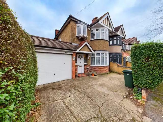 3 bedroom end of terrace house for rent in Victoria Road, Ruis.