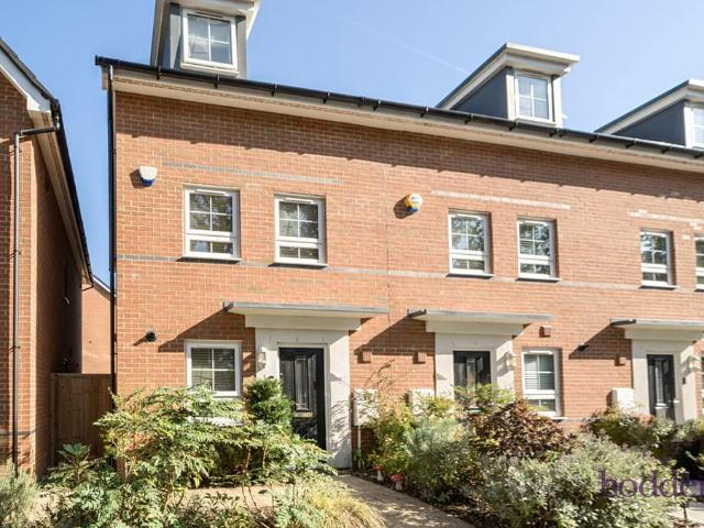 3 bedroom end of terrace house for sale