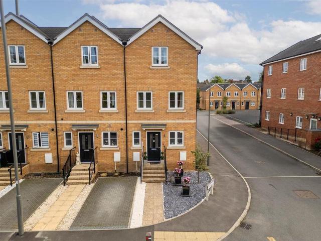 3 bedroom end of terrace house for sale