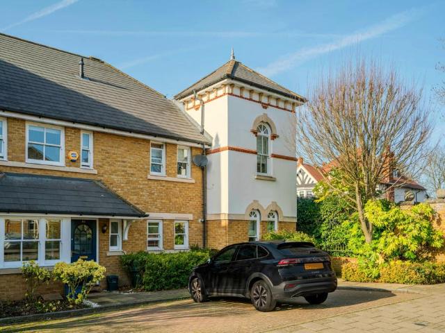 3 bedroom end of terrace house for sale