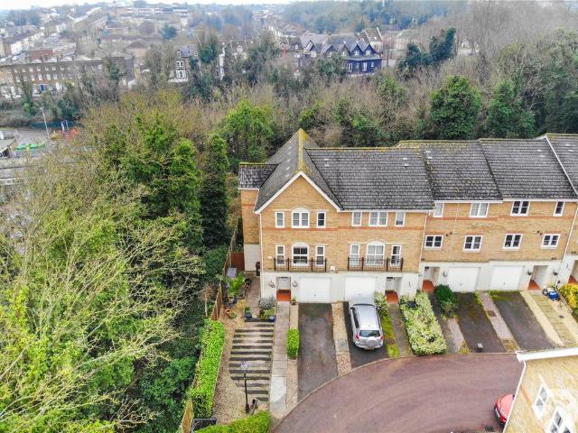 4 bedroom end of terrace house for sale