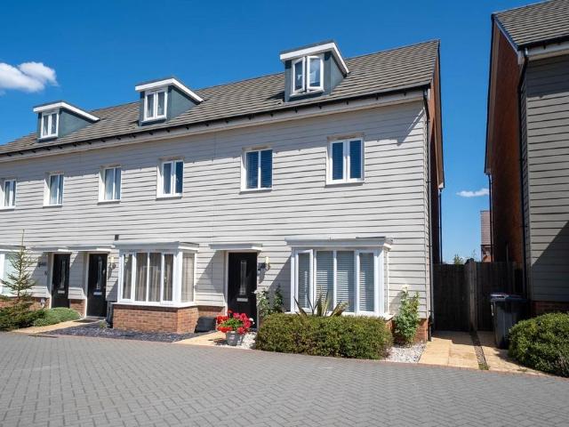 3 bedroom end of terrace house for sale