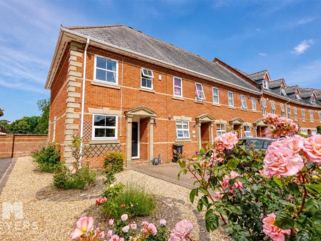 3 bedroom end of terrace house for sale