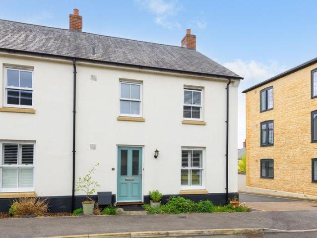 3 bedroom end of terrace house for sale