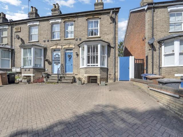 3 bedroom end of terrace house for sale
