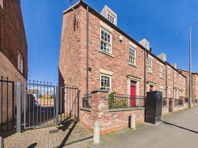 3 bedroom end of terrace house for sale