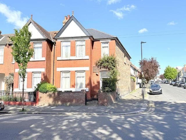4 bedroom end of terrace house for sale