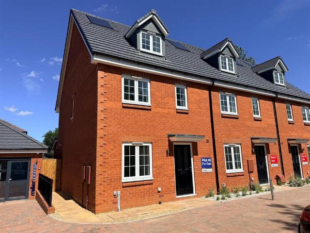 3 bedroom end of terrace house for sale