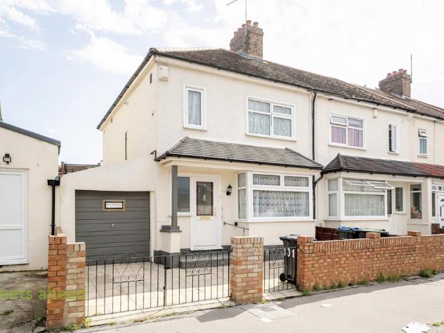 3 bedroom end of terrace house for sale