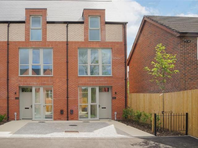 3 bedroom end of terrace house for sale