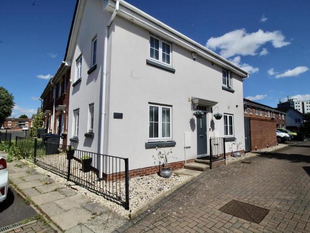 3 bedroom end of terrace house for sale