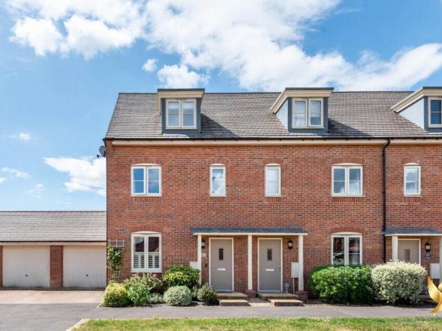 3 bedroom end of terrace house for sale