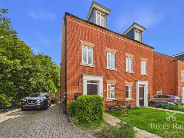 3 bedroom end of terrace house for sale